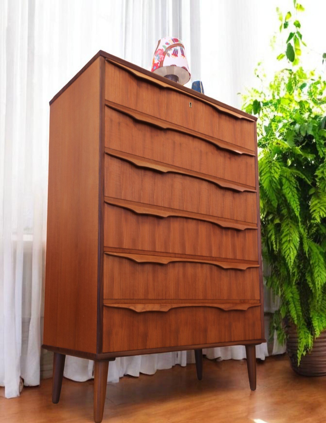 Klaus Okholm Trekanten byrå i teak. 82x44x122 cm - Linne & Lump i Laxå ...